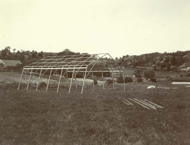 Hangartält under uppmontering. Tält av denna typ använde Oscar Ask på ...