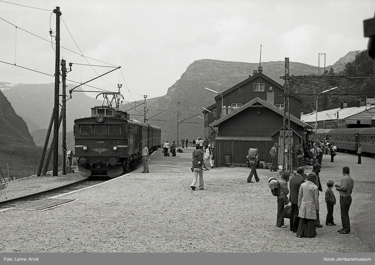 Elektrisk lokomotiv El 9 2063 med tog fra Flåm på Myrdal stasjon ...