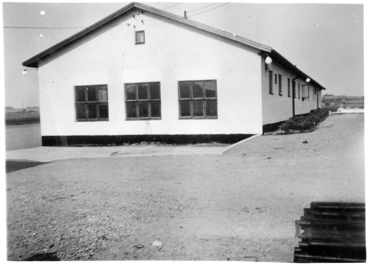 Vägstation P10, Torp. Vägstationens huvudbyggnad med från vänster ...