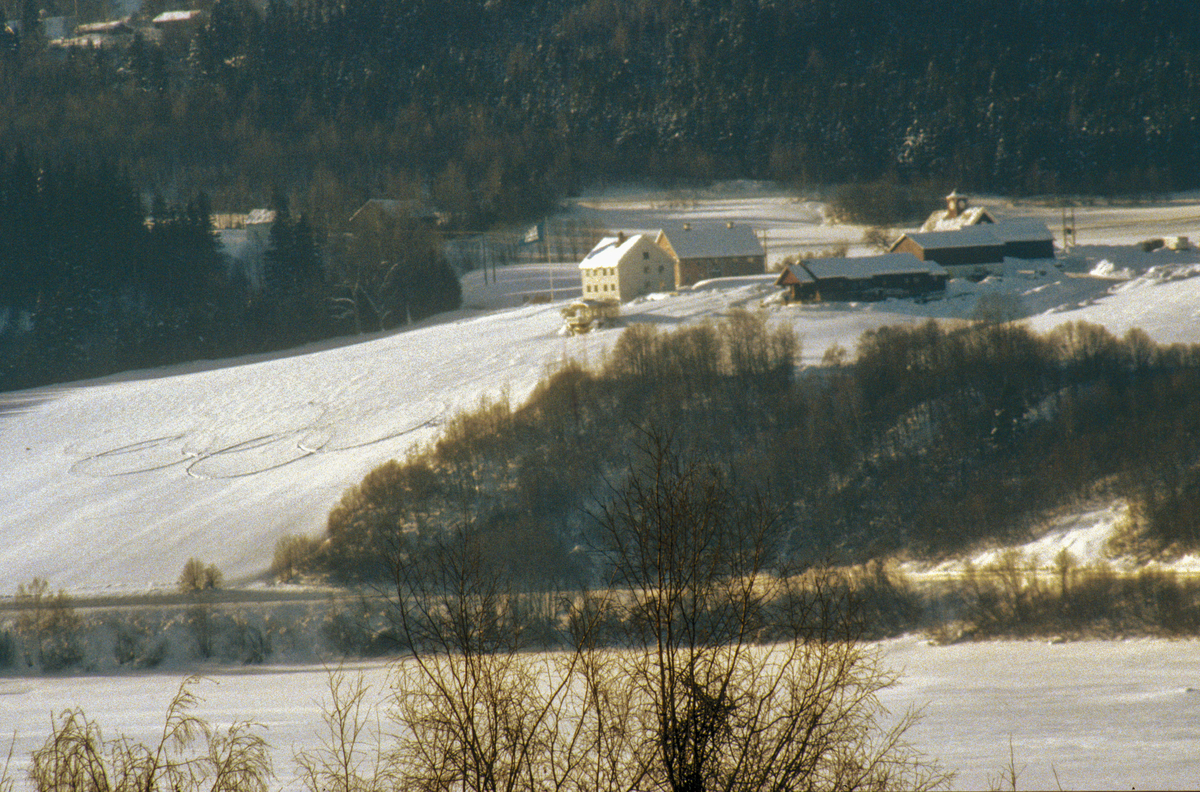 Lillehammer. Børkje gård med OL-ringer markert i snøen på jordet ...