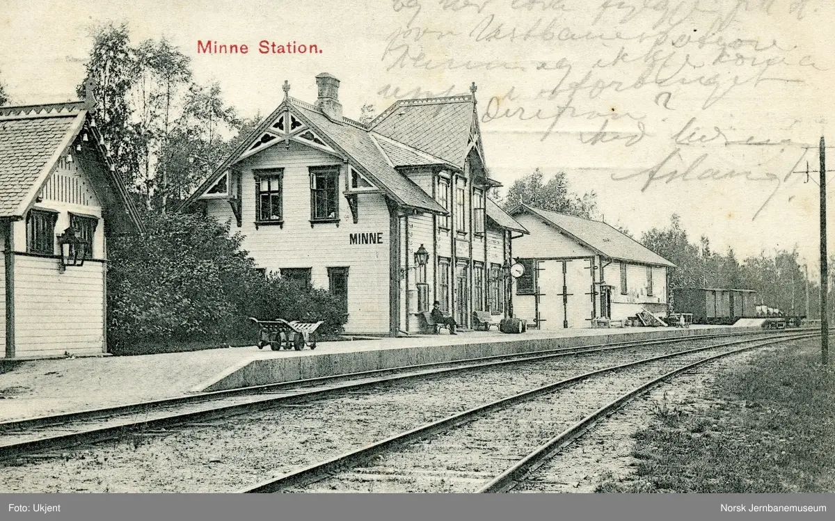 Minnesund (Minne) stasjon med godsvogner på pakkhussporet - Norsk ...