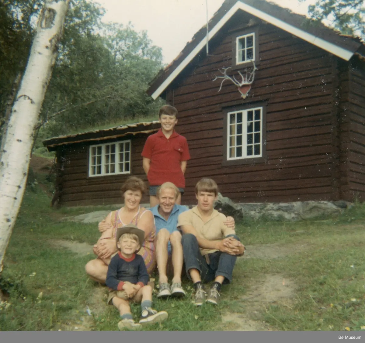 Anne og Leo Krogstad med gutane sine, Erling (størst), Atle og Knut ...
