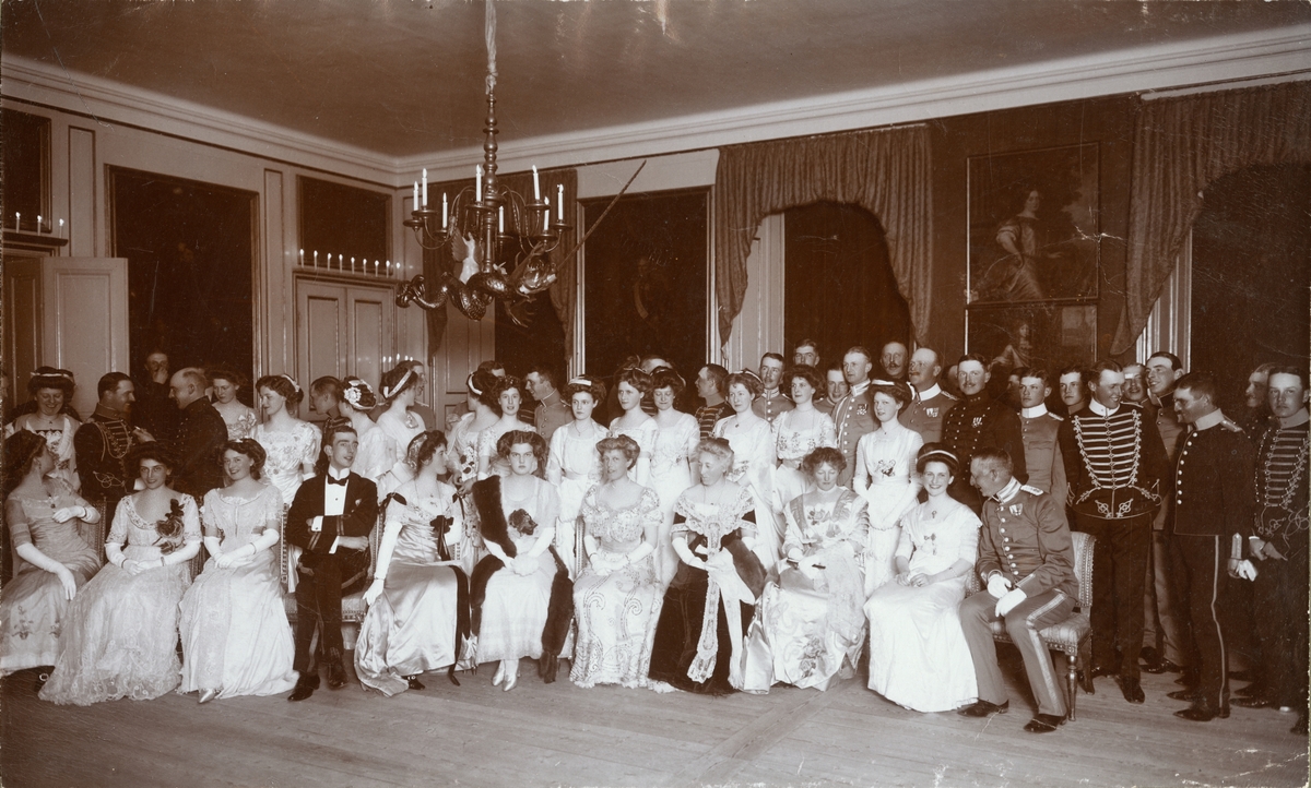 Text i fotoalbum: "Bal våren 1910. Prins Wilhelm och prinsessa Maria ...
