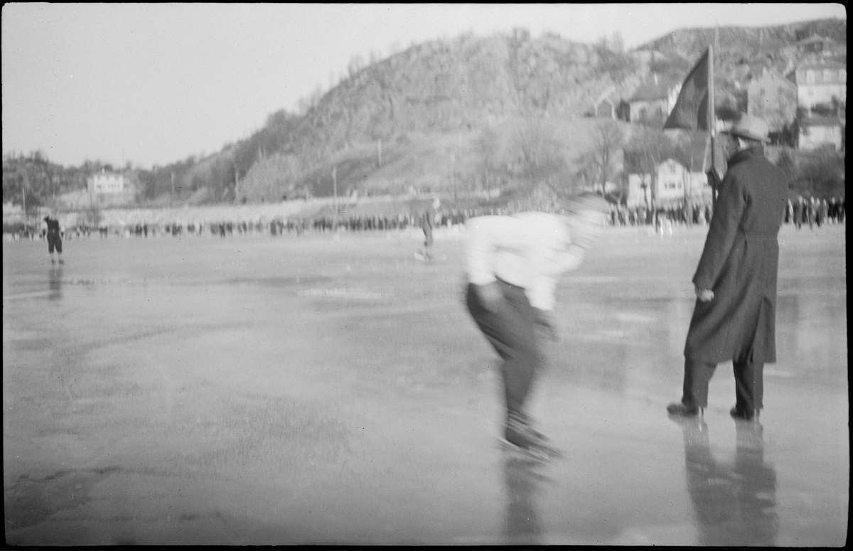 Skøytekonkurransen Dalbumesterskapet. Et korps og mange folk er samlet ...