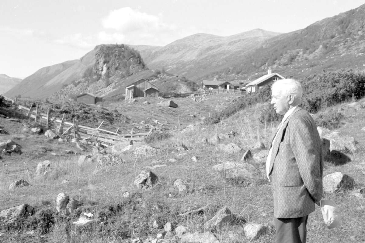 Knut Hauge med Høyne støl i bakgrunnen. - Valdres Folkemuseum ...