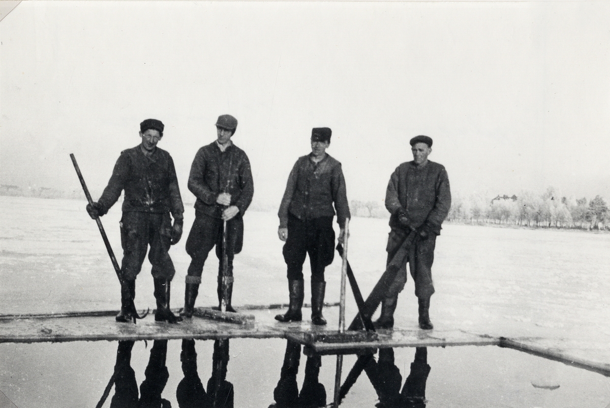 Isupptagning på Trummen, Växjö, 1940-tal. Fr.v.: Arvid Magnusson, Hugo ...