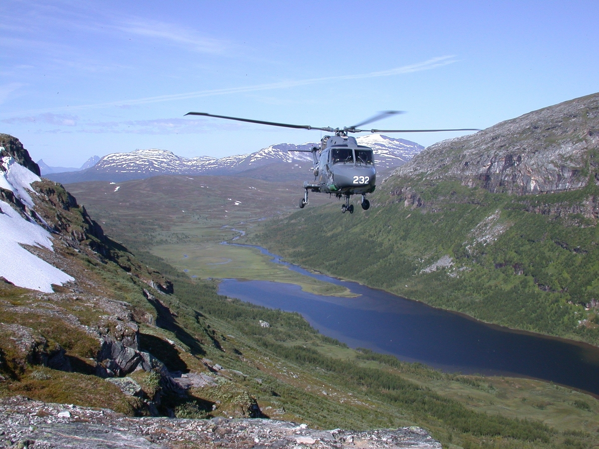 Lynx Mk.86 ved Skofjellet, sør-vest av Bardufoss, juni 2002 ...
