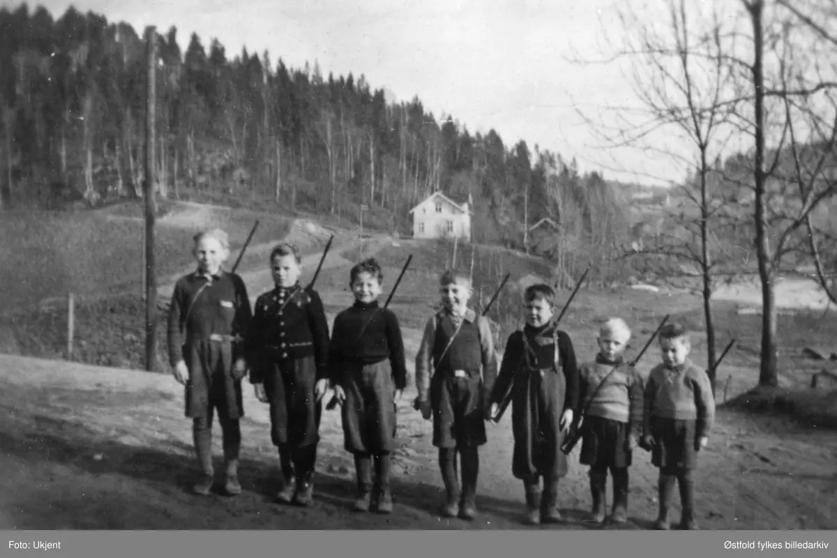 Syv gutter med lekegevær, Varteig. Bøssene ble laget av Sigurd Simensen ...