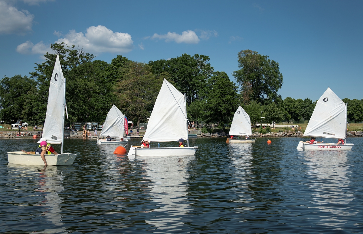 Seglarskolans elever seglar i Djurgårdsbrunnsviken. - Sjöhistoriska ...