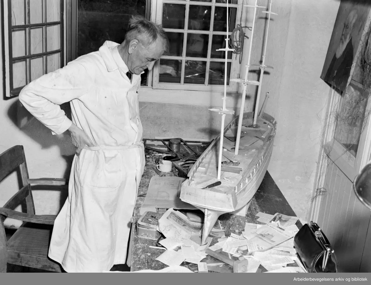 Sjøfartsmuseet på Bygdøy. Konservator Thomas Hauge bygger en kopi av D ...