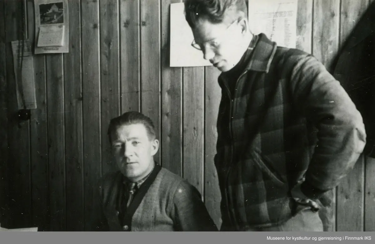 Olaf Berg-Hansen med en ukjent mann på kontor i Hammerfest - Museene ...