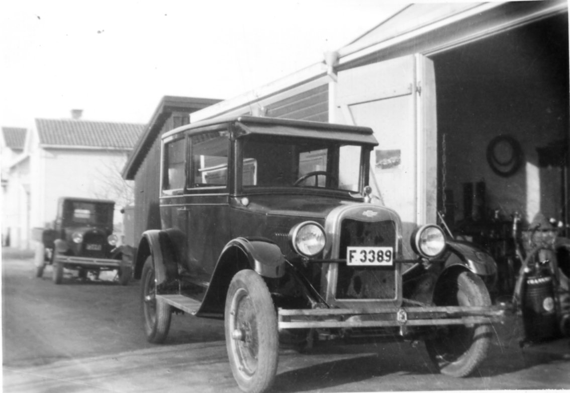 En Chevrolet med reg nr F3389 står utanför en bilverkstad på Sjögatan i ...