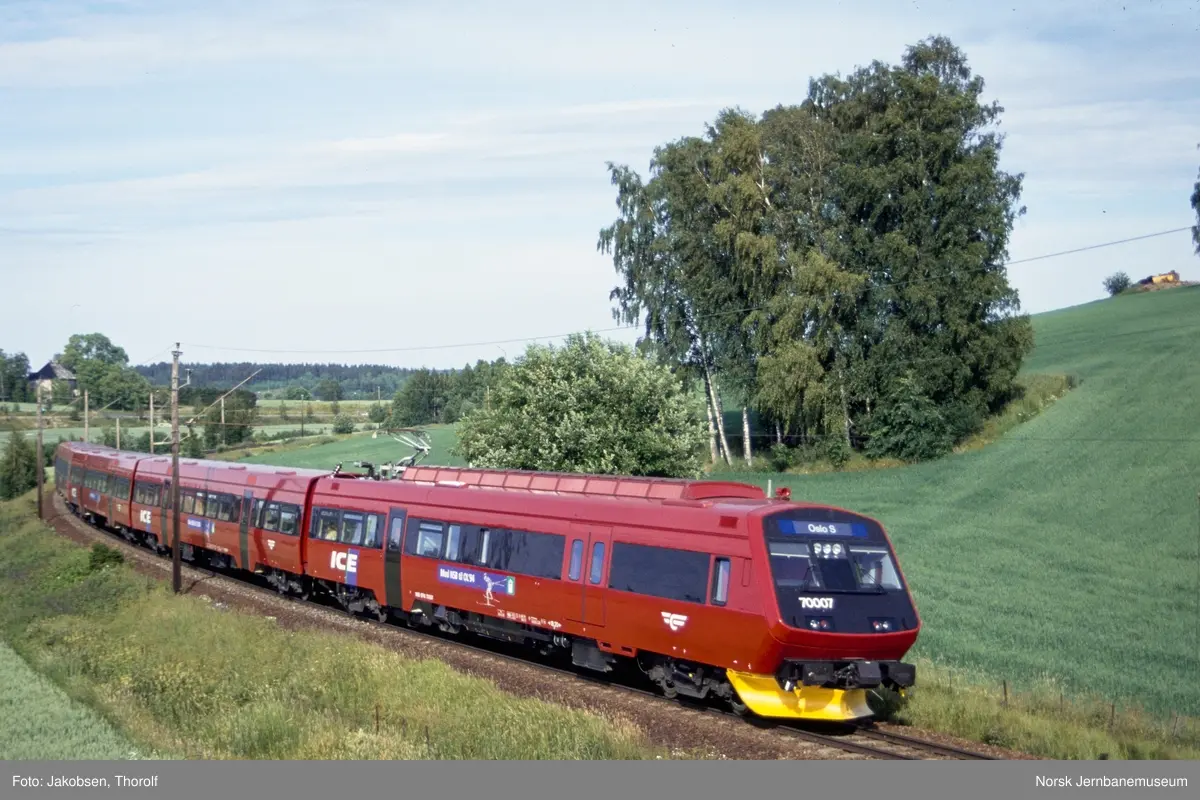 Elektrisk motorvognsett type 70 med motorvogn BFM 70 007 nærmest, med ...