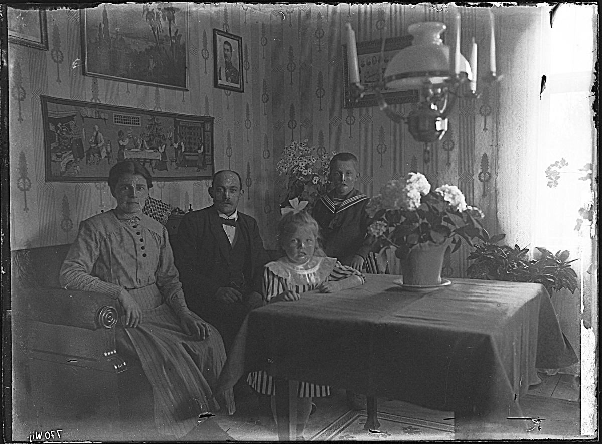 Familjen Norgren på Hälla i Tortuna - Västerås Stadsarkiv / DigitaltMuseum