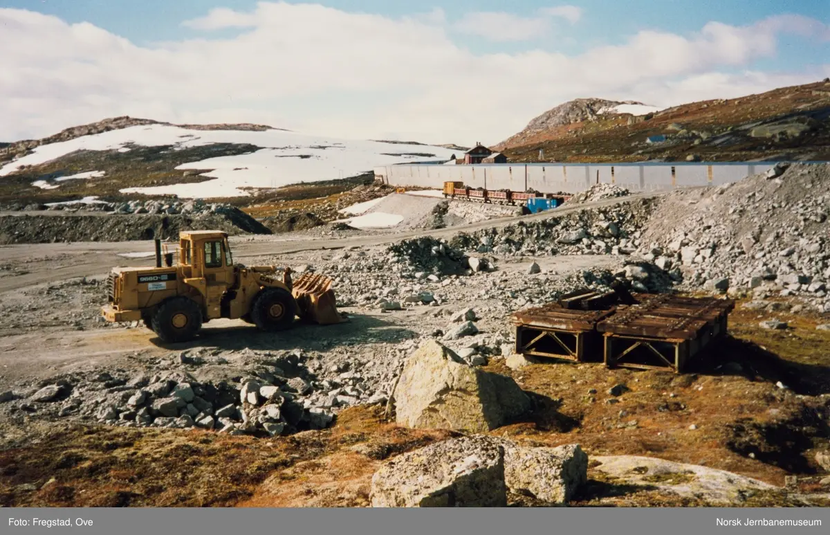 Steinmasser fra Finsetunnelen, åpnet 16.05.1993, ble lagret ved Slirå ...
