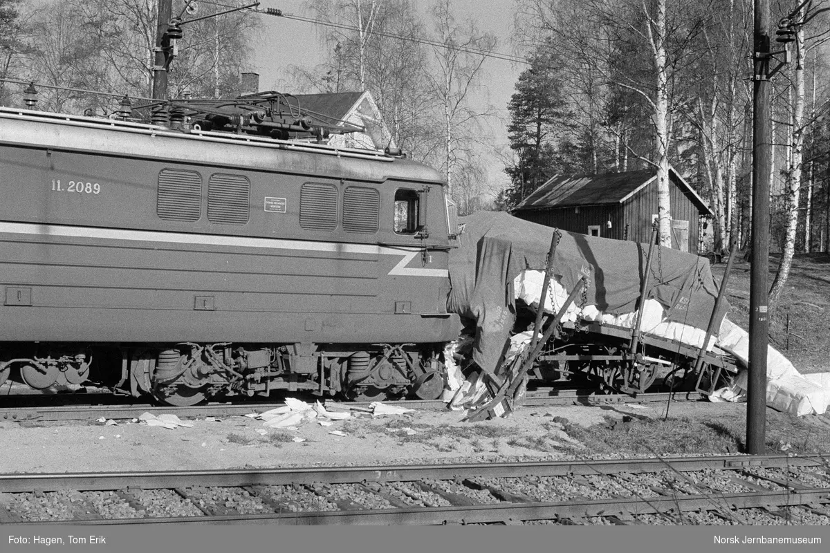 Sammenstøt mellom elektrisk lokomotiv El 11 2089 og godsvogn litra Tl3 ... Sammenstøt mellom elektrisk lokomotiv El 11 2089 og godsvogn litra Tl3 ...