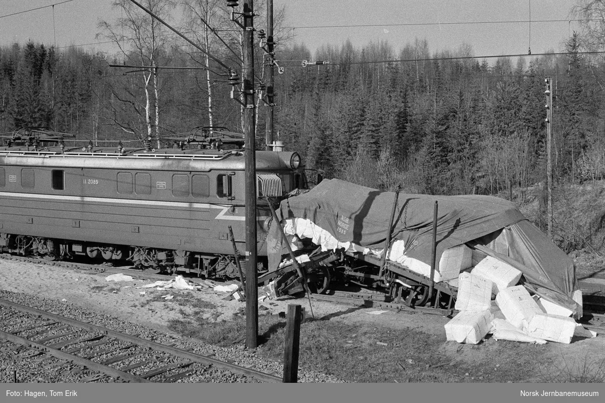 Sammenstøt mellom elektrisk lokomotiv El 11 2089 og godsvogn litra Tl3 ... Sammenstøt mellom elektrisk lokomotiv El 11 2089 og godsvogn litra Tl3 ...