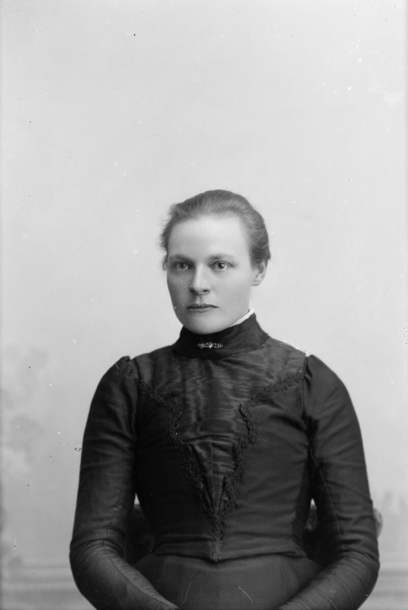 Anna Engman; Ingår i porträttsamlingen från Knut Wallins ateljé ...