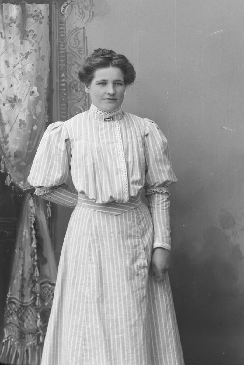 Elsa Lindström; Ingår i porträttsamlingen från Knut Wallins ateljé ...