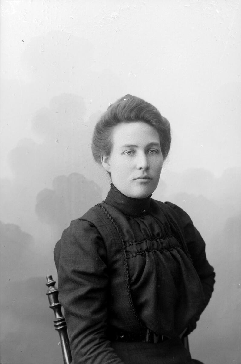 Anna Olsson; Ingår i porträttsamlingen från Knut Wallins ateljé ...