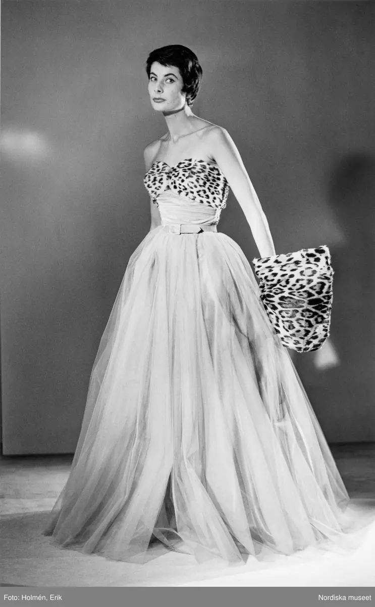 Mannekäng, Erika Sundt, visar festplagg i provrummet vid NK:s Franska ...