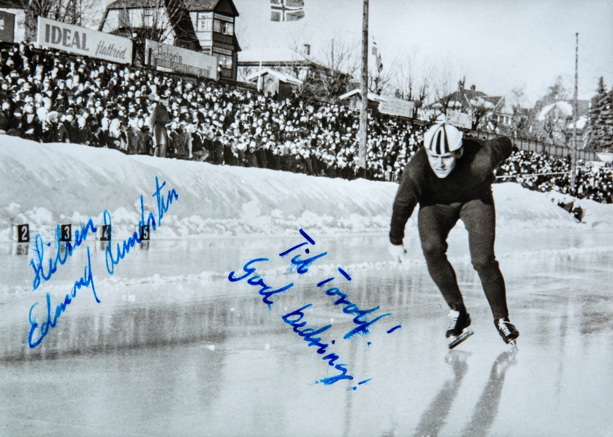 Skøyteløper Edmond Lundsten på Hamar stadion. Bildet er signert med ...