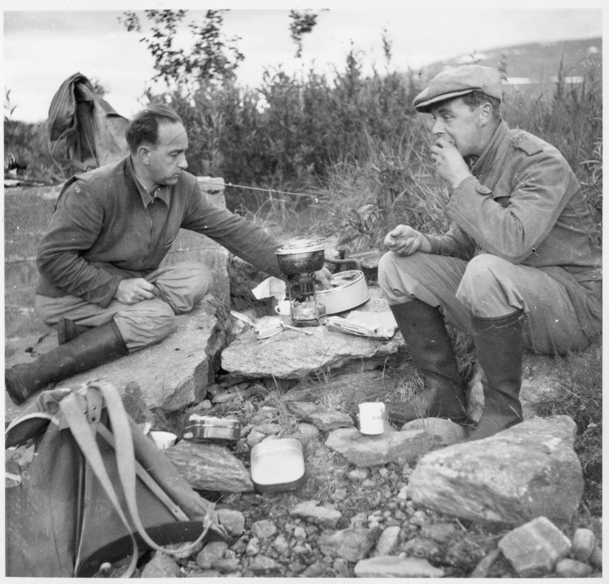Astrup Nilssen og Johan Kåre Haakstad ved bål. - Sør-Troms Museum ...