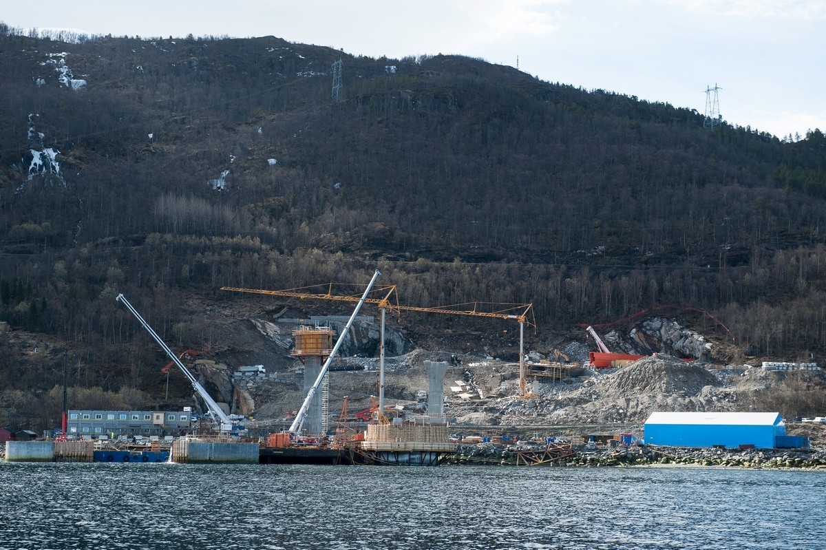Hålogalandsbrua, bygging av søndre brufeste på Karistrand. , Ornes ...