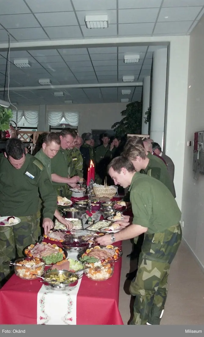 Julbord ing 2. Kapten Niclas Cronqvist, löjtnant Johan Ullman, fänrik ...