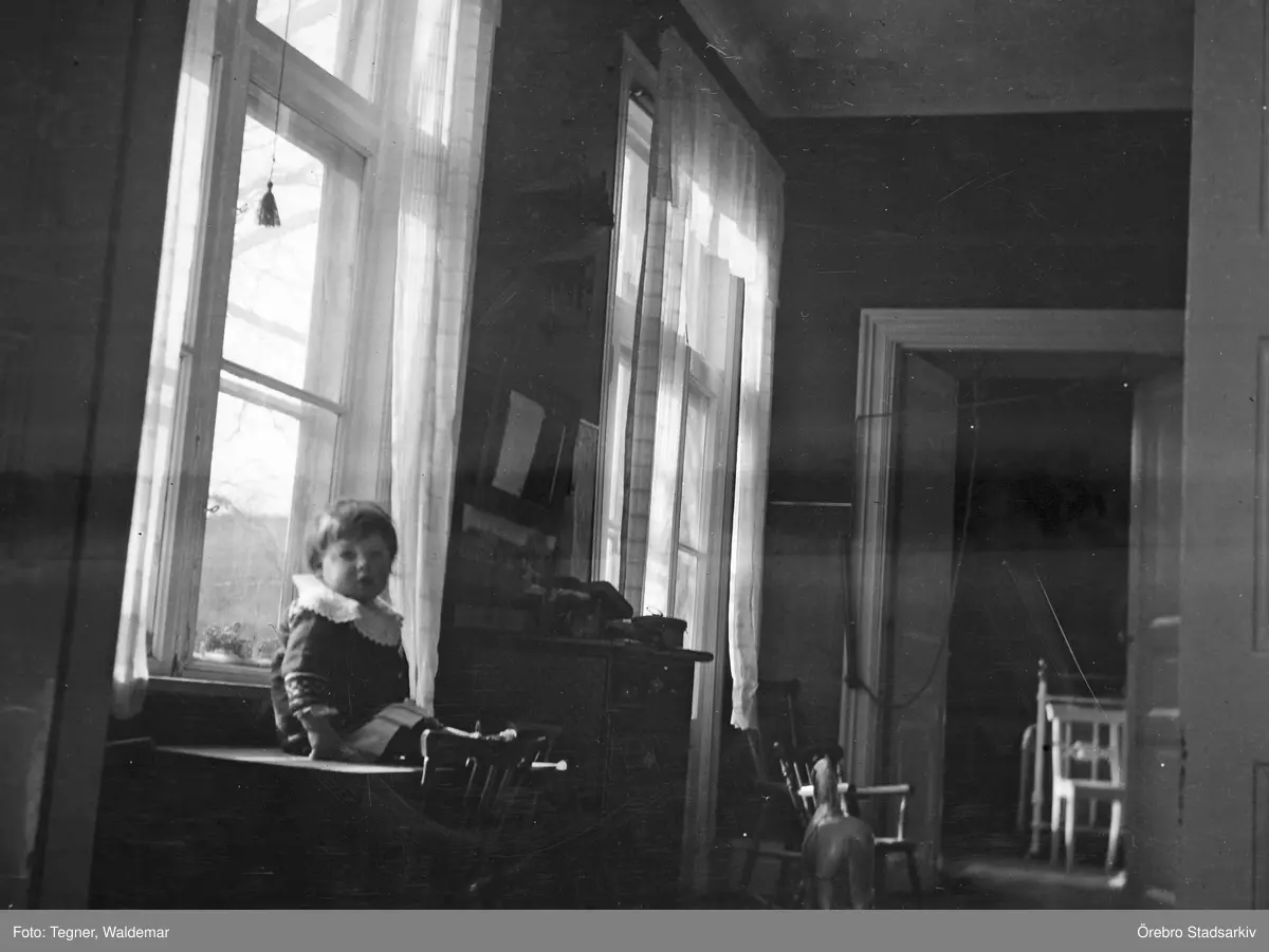 Pojke sittande på bordet, 1914 - Örebro Stadsarkiv / DigitaltMuseum