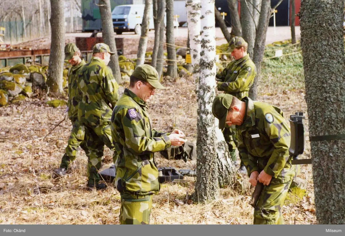 Utbildning inom ammunitionsröjning. Ing 2. Männen till höger är övlt ...