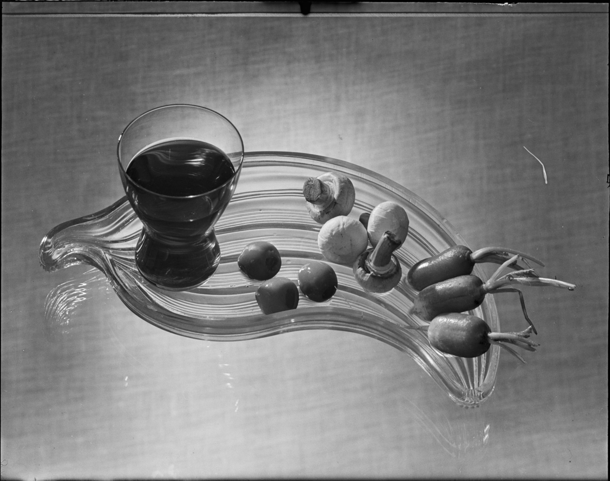 ORREFORSGLAS MED GRÖNSAKER, FRUKT, KEX, OST - ArkDes / DigitaltMuseum