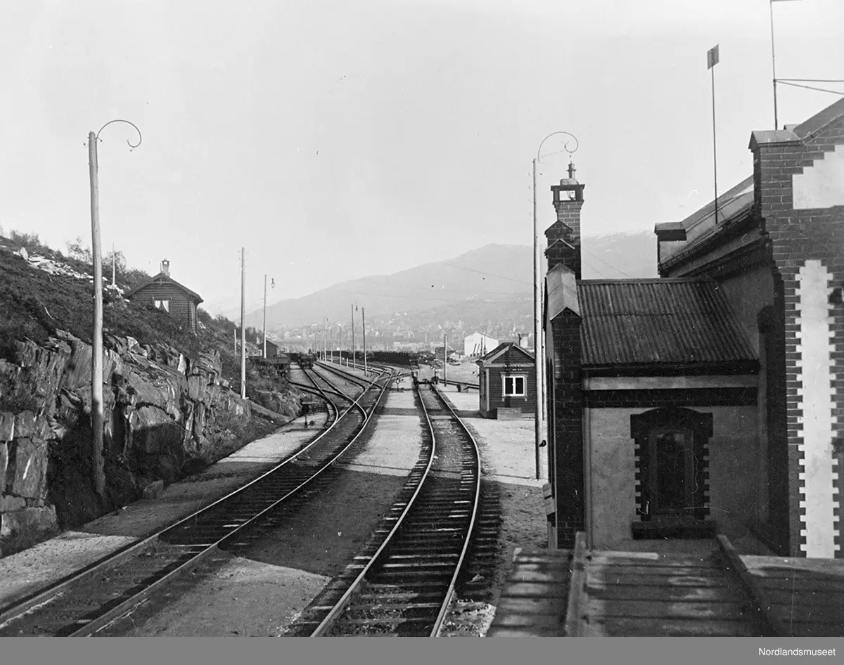Den gamle vektbygningen i Narvik. Vi ser jernbanesporene på LKAB ...