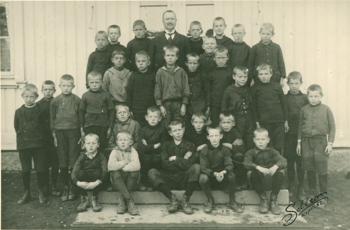 Fredrikstad. Østsiden. Nabbetorp skole. 3. klasse 1922. Stående ...