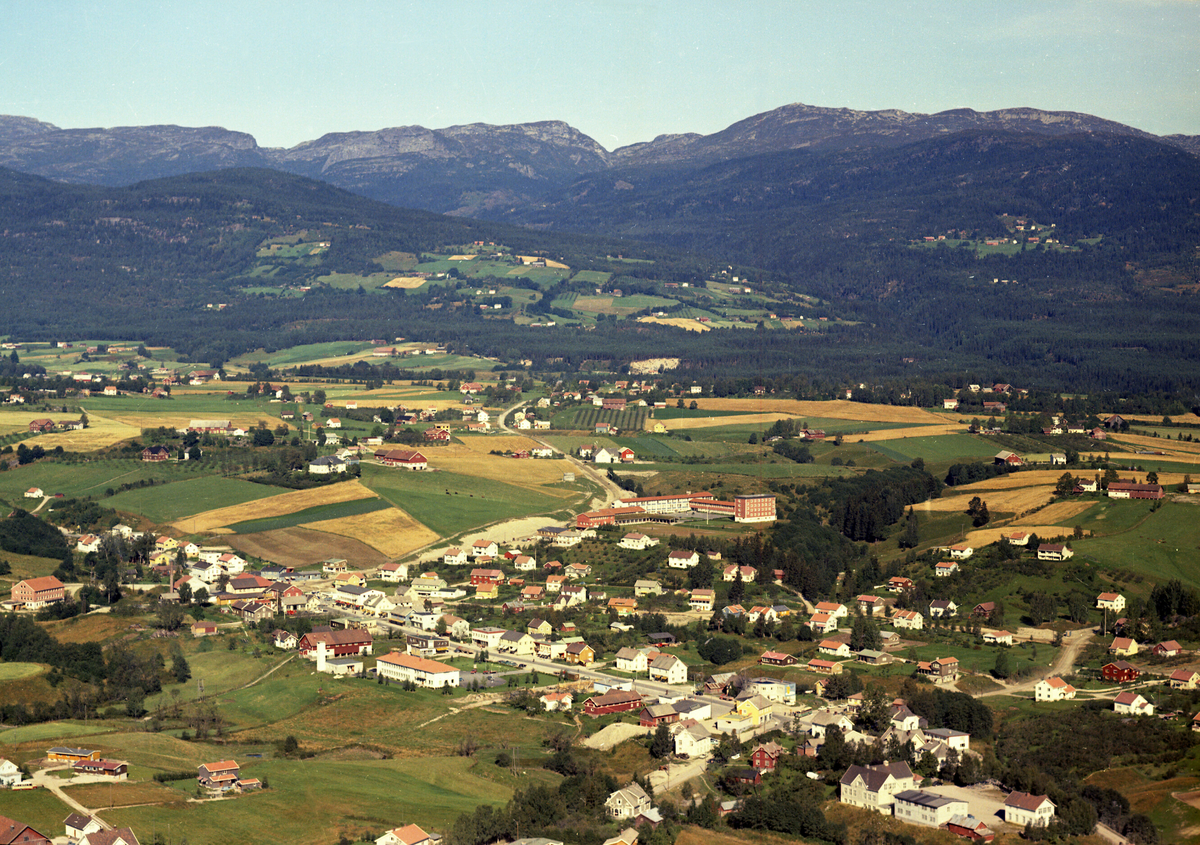 Flyfoto av Bø sentrum frå sør - Midt-Telemark Museum / DigitaltMuseum