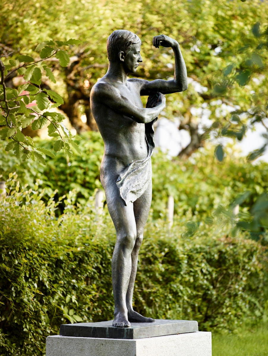 Etter badet [Statue] - Anders Svor-museet / DigitaltMuseum