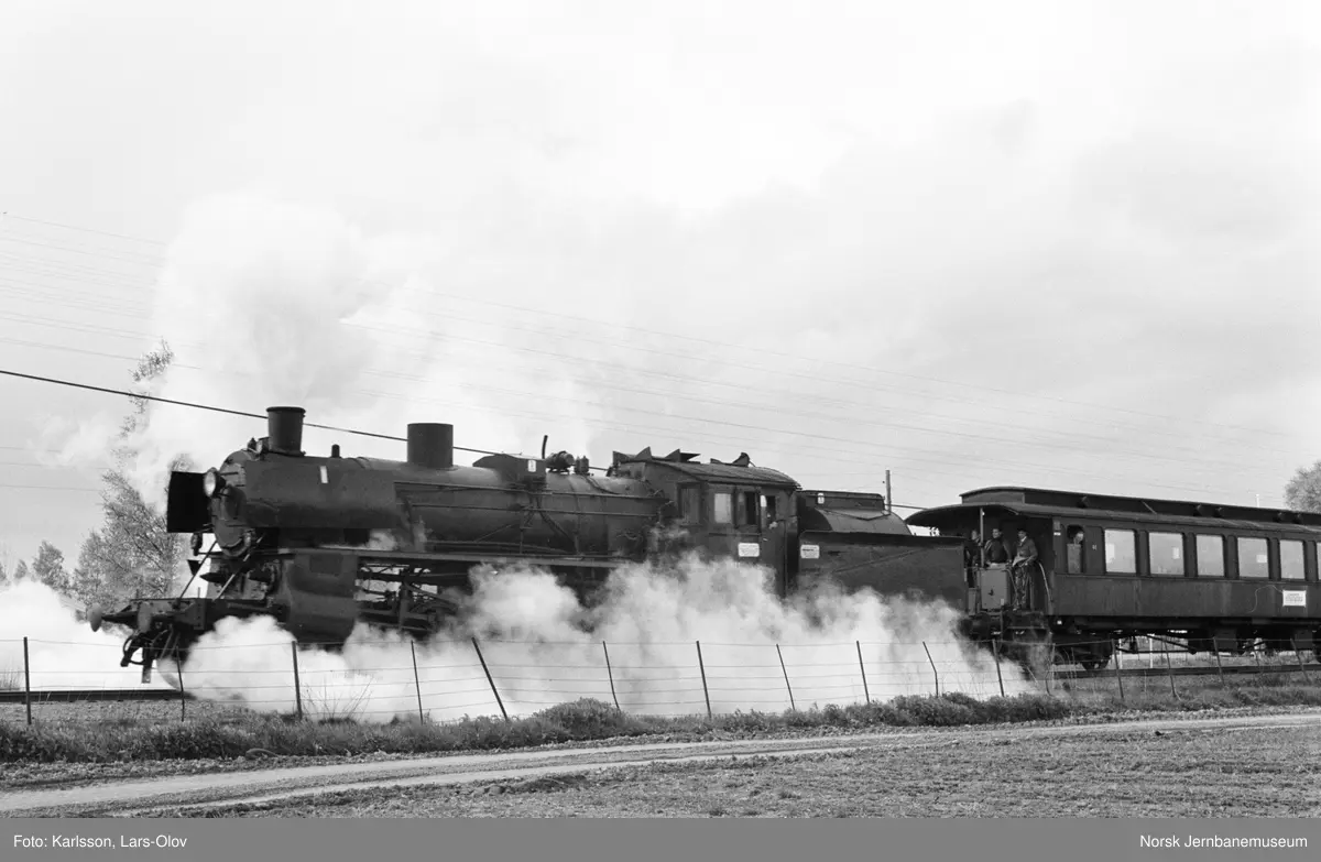 Damplokomotiv type 26c nr. 411 med Svenska Järnvägsklubbens veterantog ...