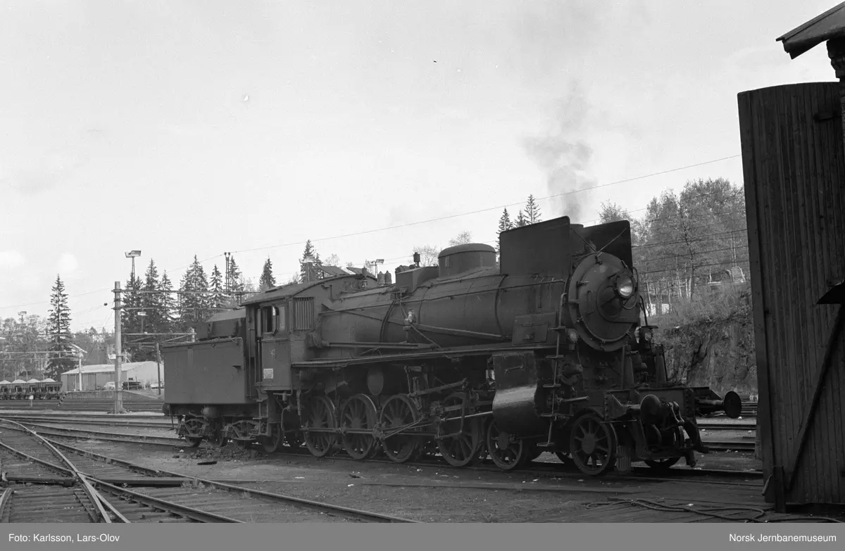 Damplokomotiv type 26c nr. 435 foran lokomotivstallen på Kongsvinger ...