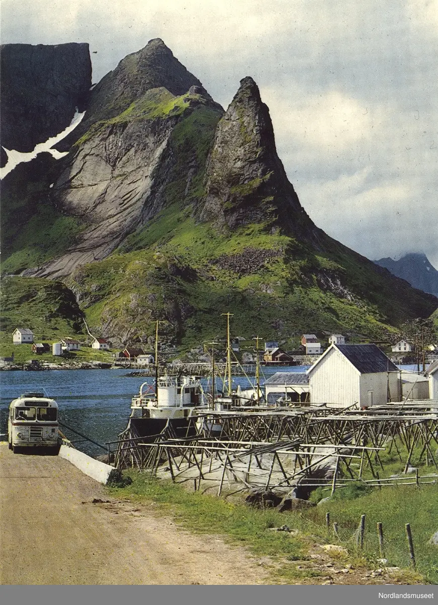 Prospektkort. Parti av havna i Reine i Lofoten, vei og tomme ...