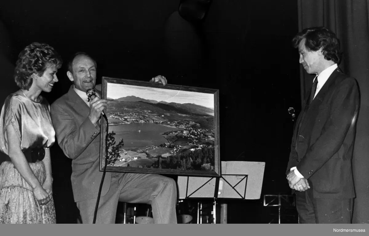 Gunvor Hals. Gunnar Hals og Halvard Bakke. Får overrekt flyfoto av ...