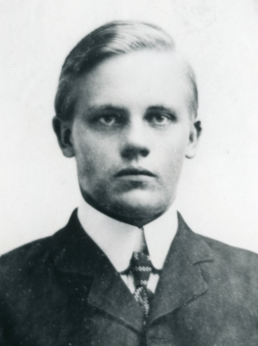 Portrettfoto av felemakaren Gunnar G. Helland. - Bø Museum / DigitaltMuseum