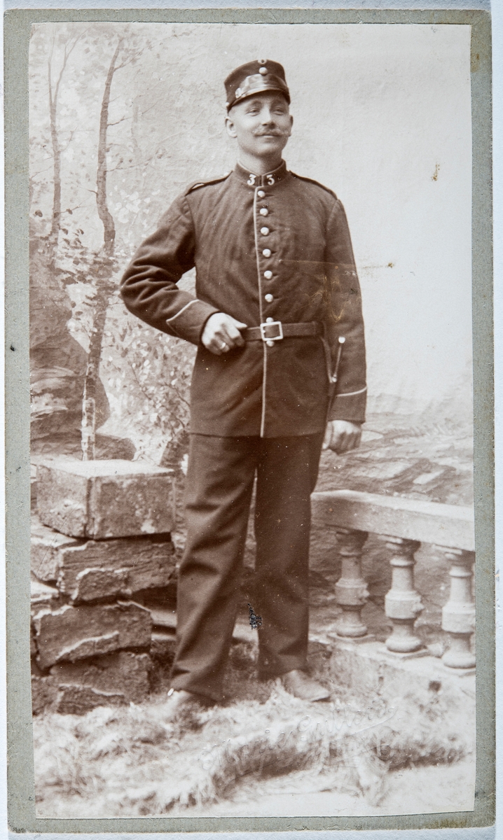 Portrett helfigur, Militær, uniform, grensevakt. Malemester Martin ...