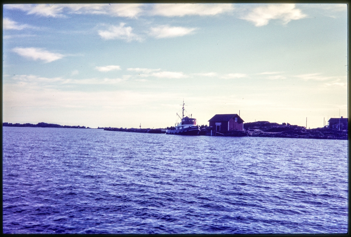 Aspholmen, bogserbåten Wargön. - Vänersborgs museum / DigitaltMuseum