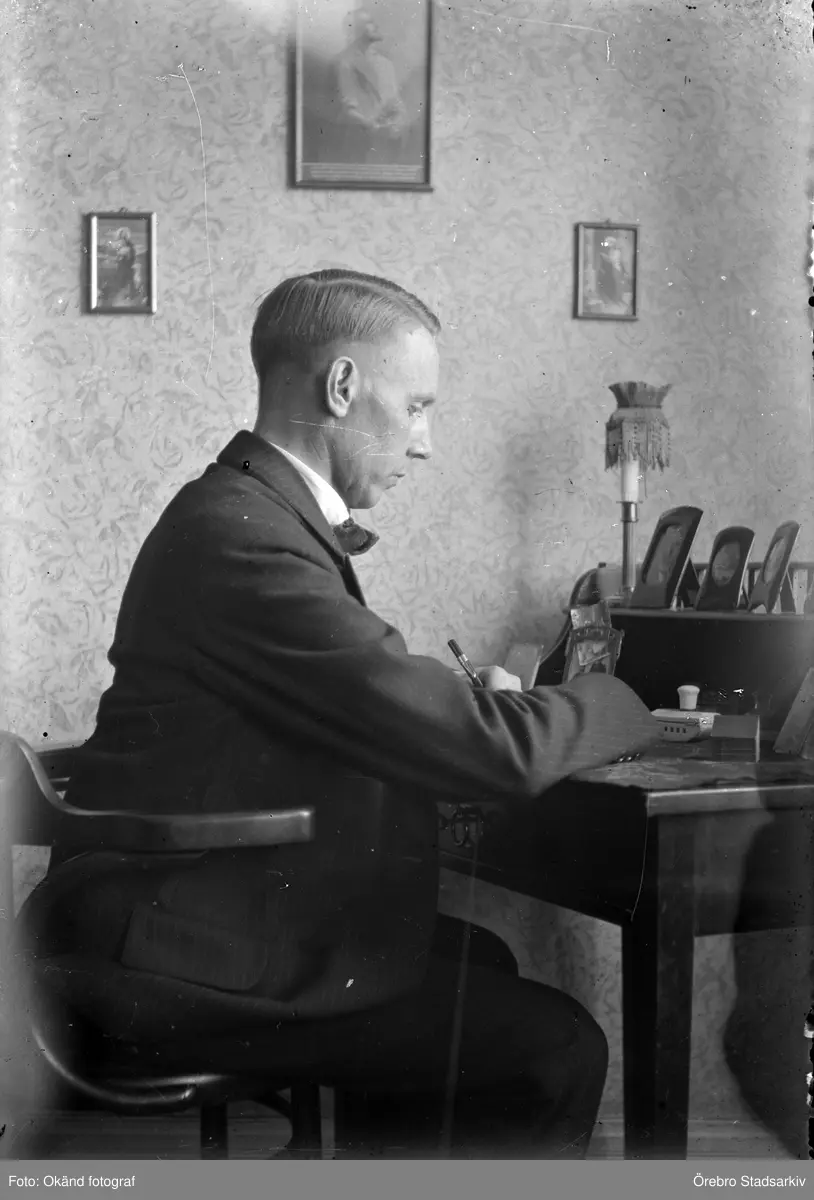 Man vid skrivbord, 1920-tal - Örebro Stadsarkiv / DigitaltMuseum