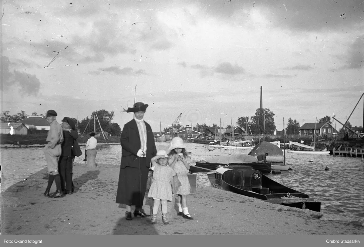 Mor med barn vid hamnen, 1920-tal - Örebro Stadsarkiv / DigitaltMuseum