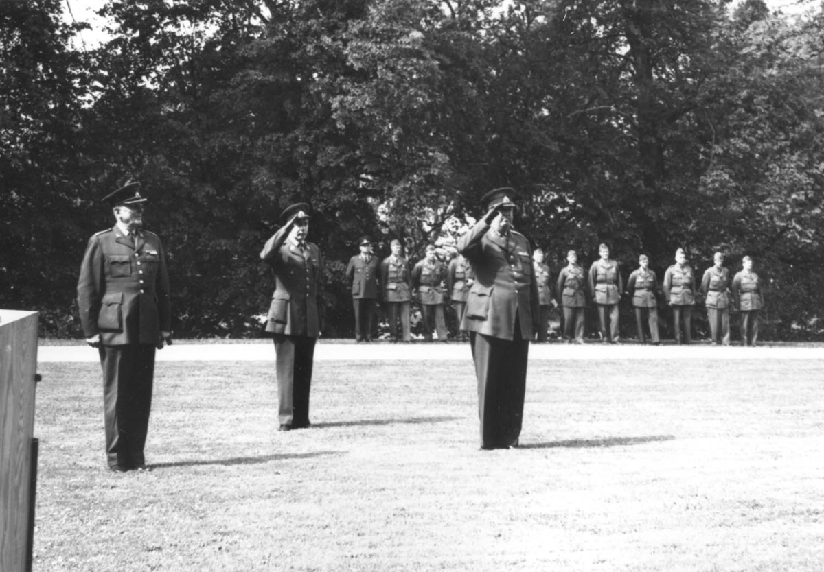 Bilden visar: Överste Göte Ferm och General Fale Burman som hälsar på ...