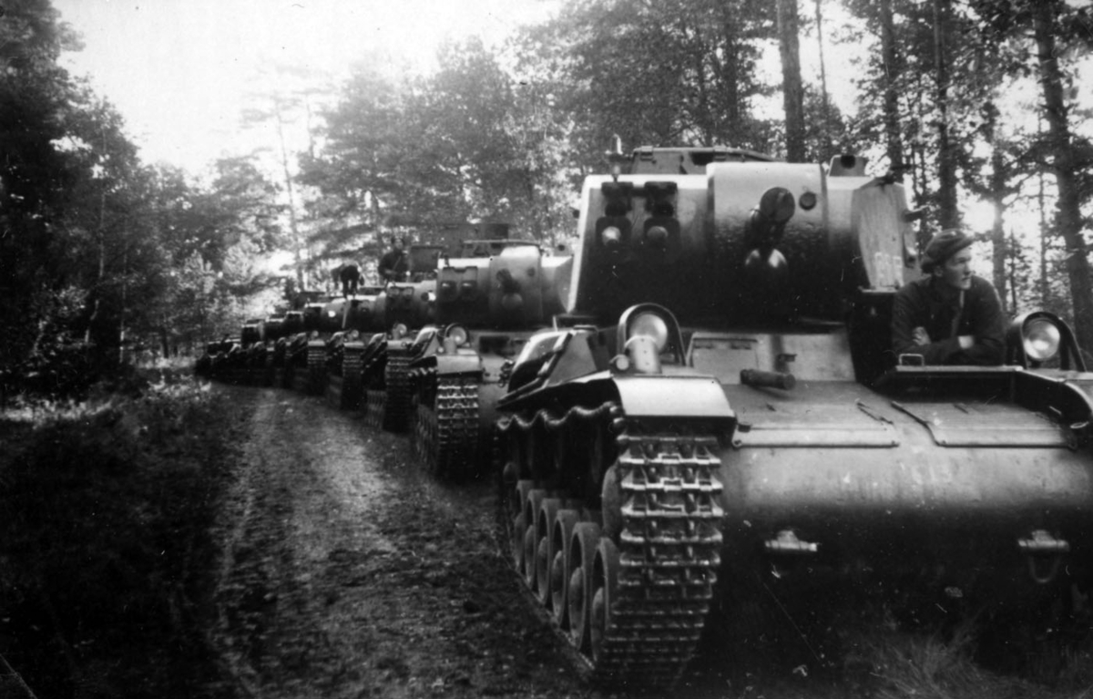 En kolonn med stridsvagnar m/42 - Garnisonsmuseet Skaraborg ...