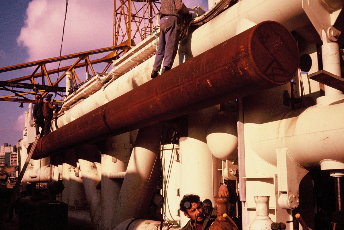 Nærbilder fra bygging av en modul for reparasjon av rør under vann ...