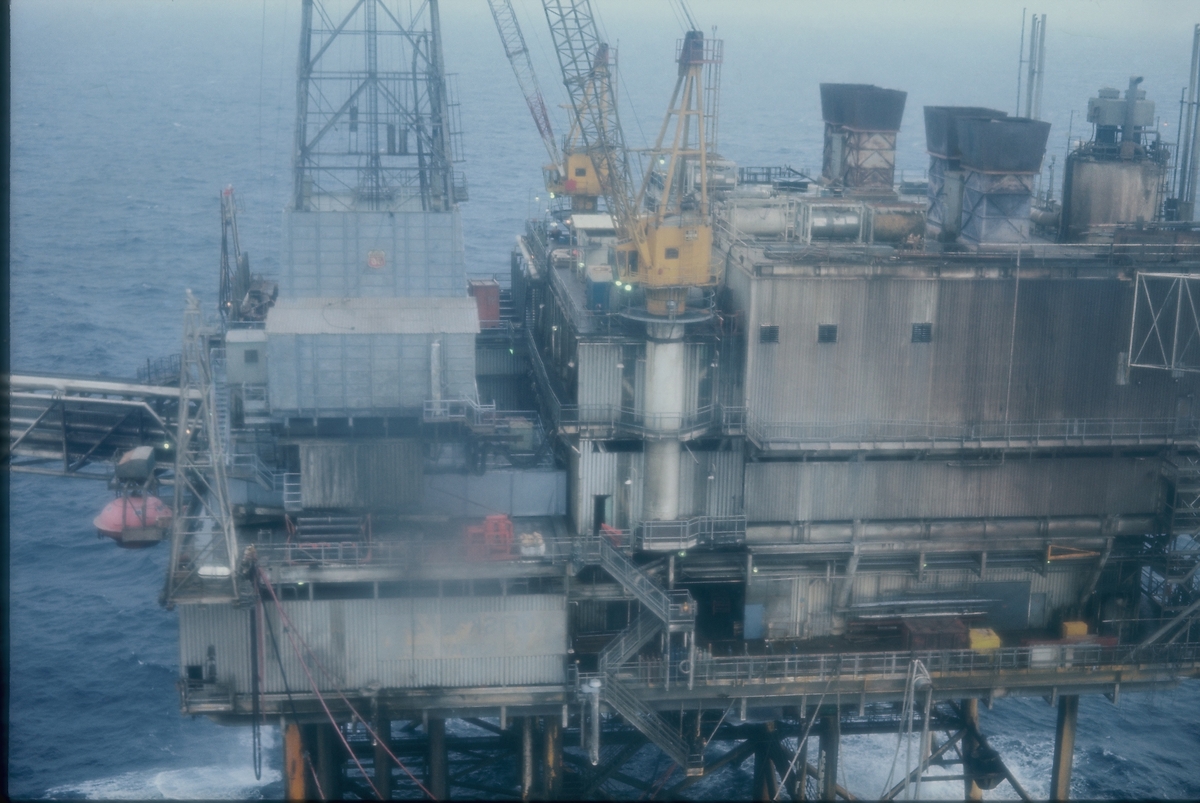 Flyfoto av bore-, produksjons- og kompressorplattform Ekofisk 2/4 Charlie. - Norsk Oljemuseum ...