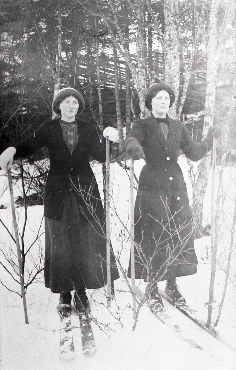 Postkort med Berit Kolstad og Sigrid Hegge frå 1910. - Valdres ...